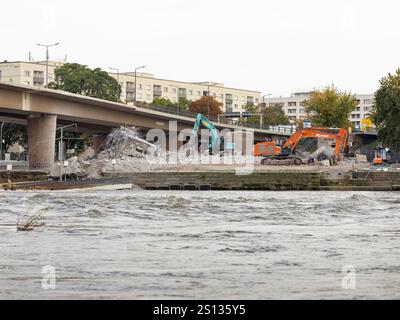 Demolition of a collapsed bridge in Dresden Stock Photo - Alamy