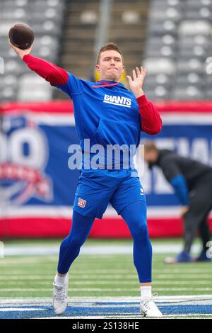 New York Giants quarterback Drew Lock, right, warms up next to New York ...