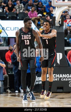 Gonzaga forward Graham Ike (13) eyes the basket while pressured by ...