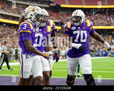 LSU wide receiver Zavion Thomas (0) carries the ball after a reception ...