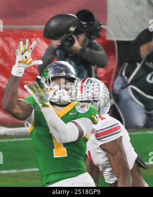 Ohio State cornerback Davison Igbinosun (1) guards Illinois tight end ...