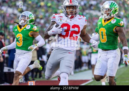 Ohio State running back TreVeyon Henderson (32) runs against Utah ...