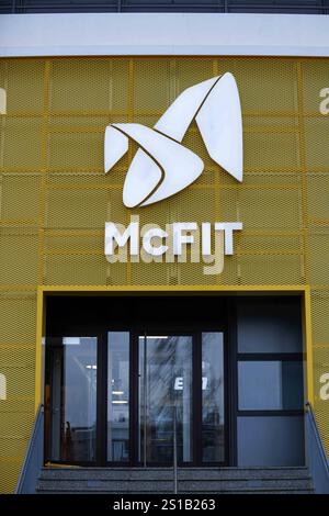 Logo des Fitness Studios McFit am 02.01.2025 in München. McFit ist ...
