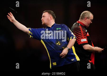 Luke Littler (left) and Stephen Bunting before their quarter-final ...