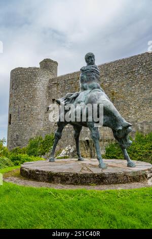 The Two Kings (sculptor Ivor Robert-Jones, 1984) near Harlech Castle ...