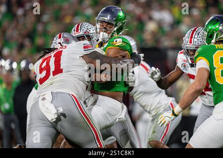 Oregon tight end Kenyon Sadiq (18) catches a touchdown pass as ...