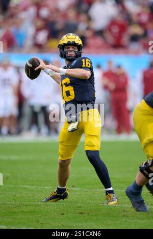Michigan quarterback Davis Warren (16) looks to pass during the NCAA ...
