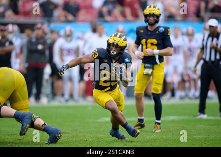 Michigan running back Jordan Marshall warms up before playing against ...