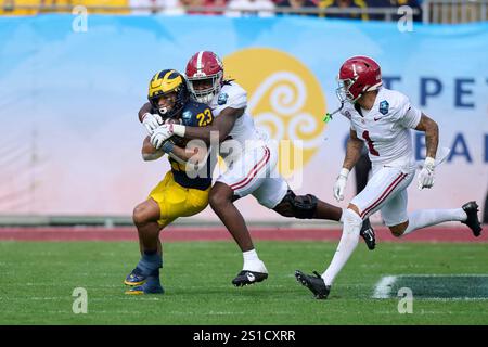 Alabama defensive back Domani Jackson (1) warms up before an NCAA ...