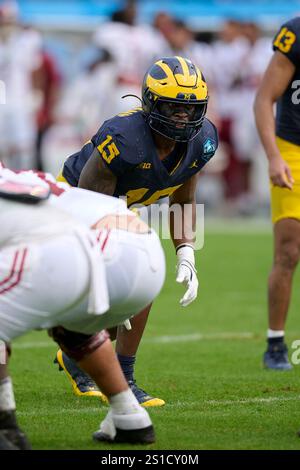 Michigan Wolverines linebacker Ernest Hausmann (15) takes a break in ...