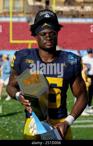 Michigan Wolverines linebacker Ernest Hausmann (15) takes a break in ...