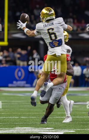 Notre Dame Fighting Irish wide receiver Malachi Fields (0) dives for a ...
