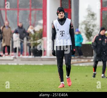 Josip Stanisic FC Bayern Muenchen FCB (44) Aktion am Ball FC Bayern ...
