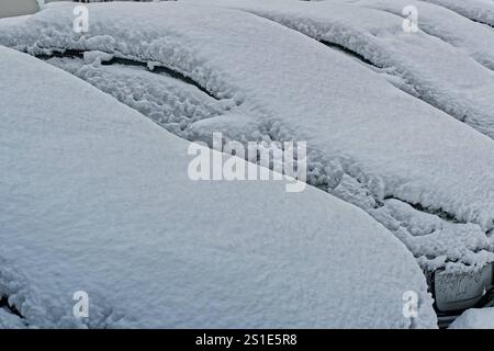Wo ist mein Auto Eine dicke Schneedecke verhüllt die parkenden Autos ...