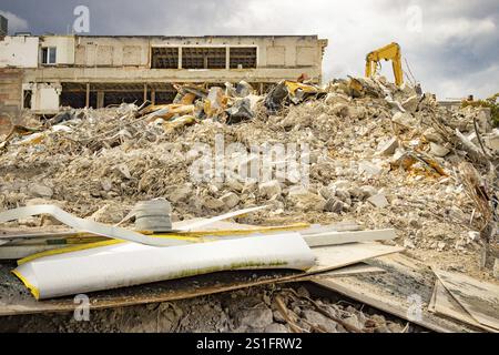 Demolition work on a department store in Wetzlar Stock Photo - Alamy