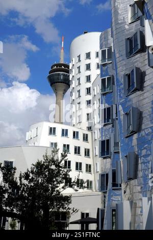 Buildings in Duesseldorf's Media Harbour, on the left the Stadttor ...