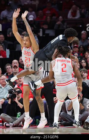 Michigan State guard Jase Richardson (11) defends against a pass by ...