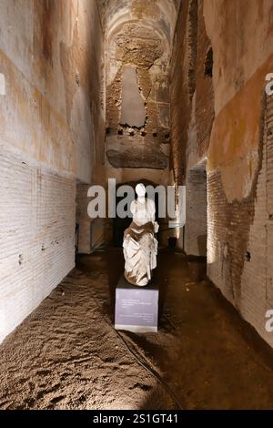 A MARBLE STATUE INSIDE A ROOM OF THE DOMUS AUREA Stock Photo - Alamy