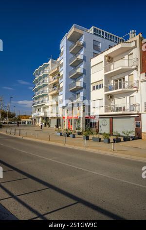 Beach and promenade in the city of Roses, on the Costa Brava (Alt ...