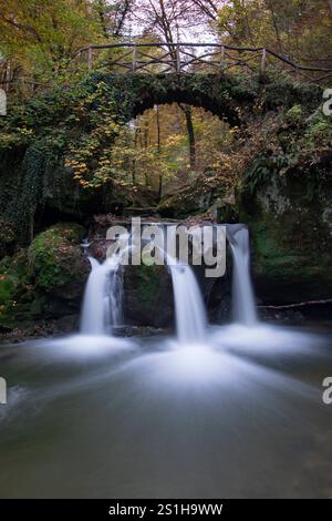 Wandern im Mullerthal Blick auf den romantischen Wasserfall ...