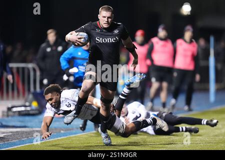 Saracens' Tom Willis (left) on their way to scoring their side's third ...