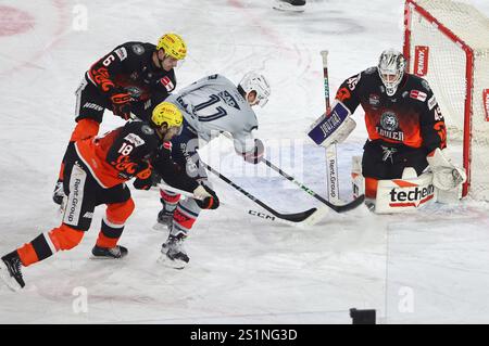 Torschuss von Kristian Reichel (Mannheim) auf das Tor von Juho ...