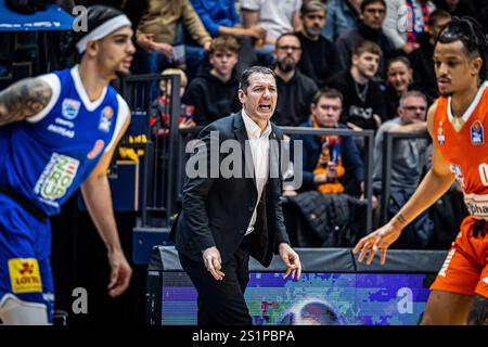 Ty Harrelson (Ratiopharm Ulm, Chef-Trainer) gestikuliert, Emotionen ...