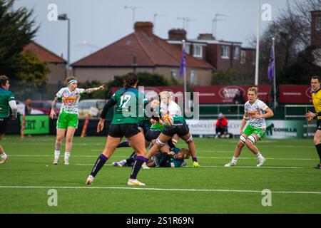 Lisa Thomson (Centre – Scotland and Trailfinders) delivers a flat pass ...