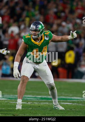 Oregon linebacker Teitum Tuioti (44) bats away a pass from Washington ...