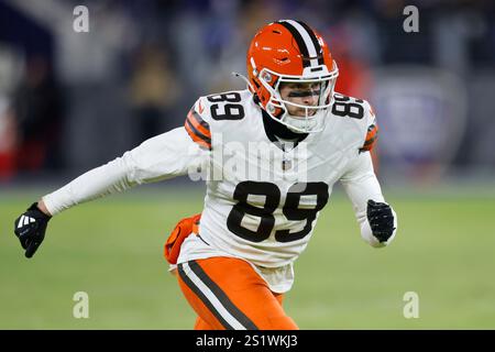 Cleveland Browns wide receiver Kaden Davis (89) looks on during a ...