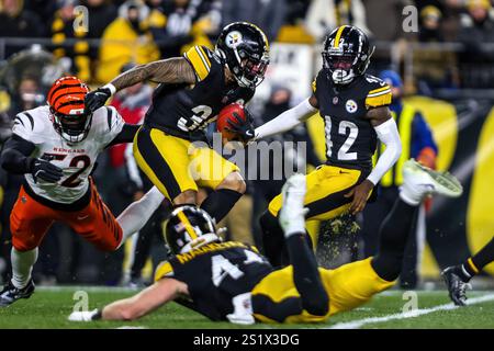 Cincinnati Bengals defensive end Cedric Johnson (52) runs a punt ...