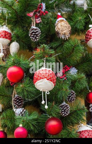 Frame made of beautiful Christmas balls and fir branches on color ...