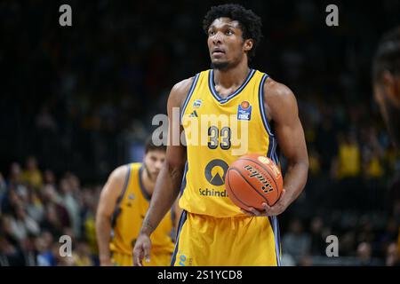 David McCormack (FC Bayern Basketball, #33) with Jeff Garrett Jr ...