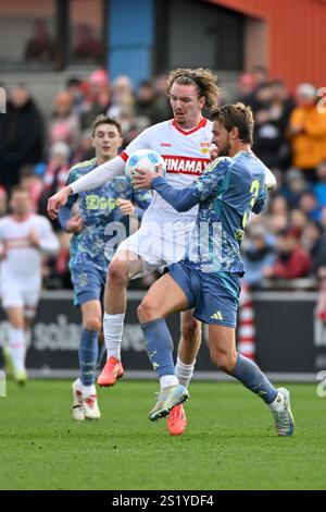 Zweikampf, Aktion Nick Woltemade VfB Stuttgart (11) gegen Konrad Laimer FC Bayern Muenchen FCB ...