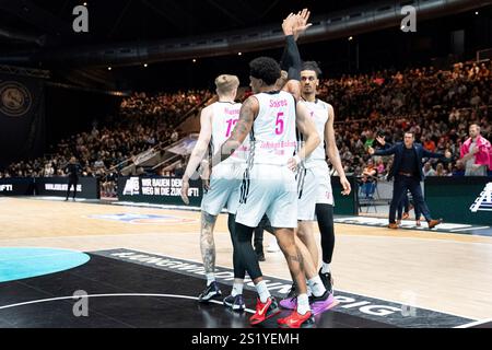 Bodie Hume (Nr. 13 Telekom Baskets Bonn) gegen Chip Flanigan (Nr. 11 ...