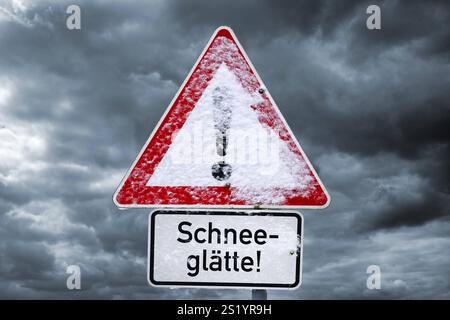 FOTOMONTAGE, Verschneites Schild mit Ausrufezeichen und Aufschrift ...