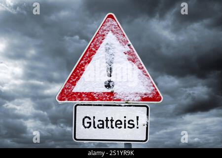 FOTOMONTAGE, Verschneites Schild mit Ausrufezeichen und Aufschrift ...