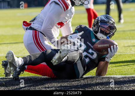 Philadelphia Eagles wide receiver Ainias Smith (82) warms up during an ...