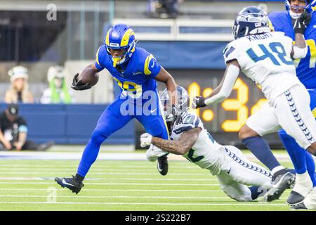 Los Angeles Rams' Xavier Smith, middle, is tackled while returning a ...