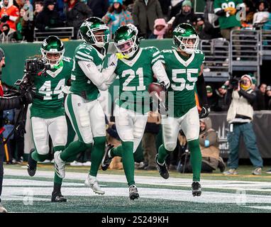 Miami Dolphins safety Ashtyn Davis (21) enters the stadium prior to an ...