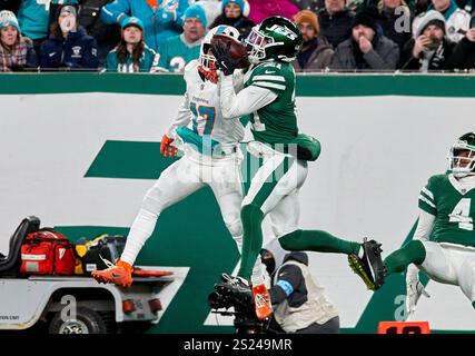 Miami Dolphins safety Ashtyn Davis (21) enters the stadium prior to an ...