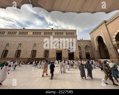 Medina Saudi Arabia - Jan 1 2025: Prophet Mohammed Mosque - Al Masjid ...