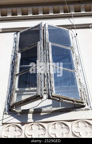 Old mullion window, double window with peeling paint Stock Photo - Alamy