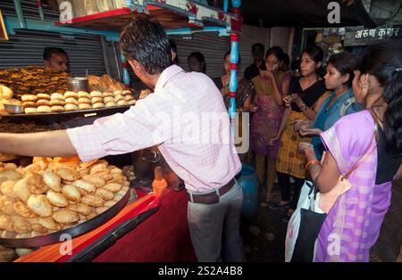 A popular pani puri and dahi puri vendor in Lucknow, Uttar Pradesh ...