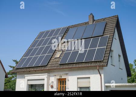 Haus mit Solardach, Südstraße, Vlotho an der Weser, Kreis Herford ...