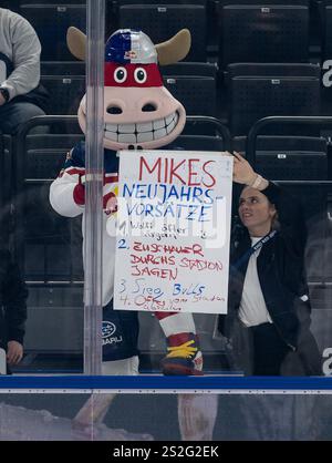 Maskottchen Mike (EHC Red Bull Muenchen) sorgt fuer Unterhaltung ...