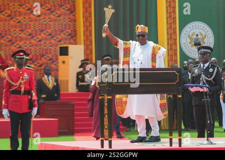 Ghana's President-elect John Dramani Mahama, takes the oath of office ...