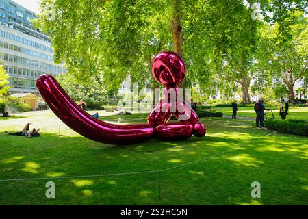 London, UK. 15 Jun 2022. Artist Jeff Koons sculpture Balloon Monkey ...