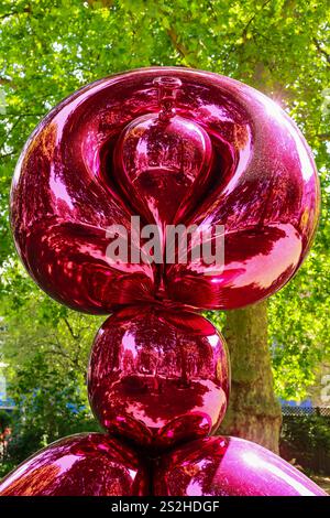 London, UK. 15 Jun 2022. Artist Jeff Koons sculpture Balloon Monkey ...