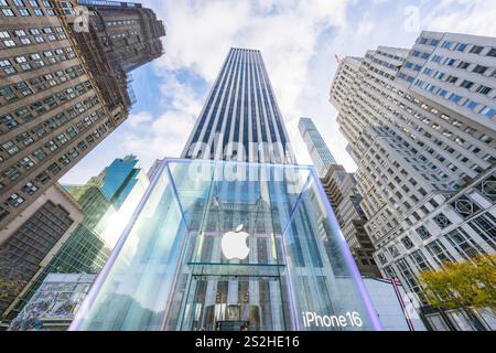 Apple brand stores Stock Photo - Alamy